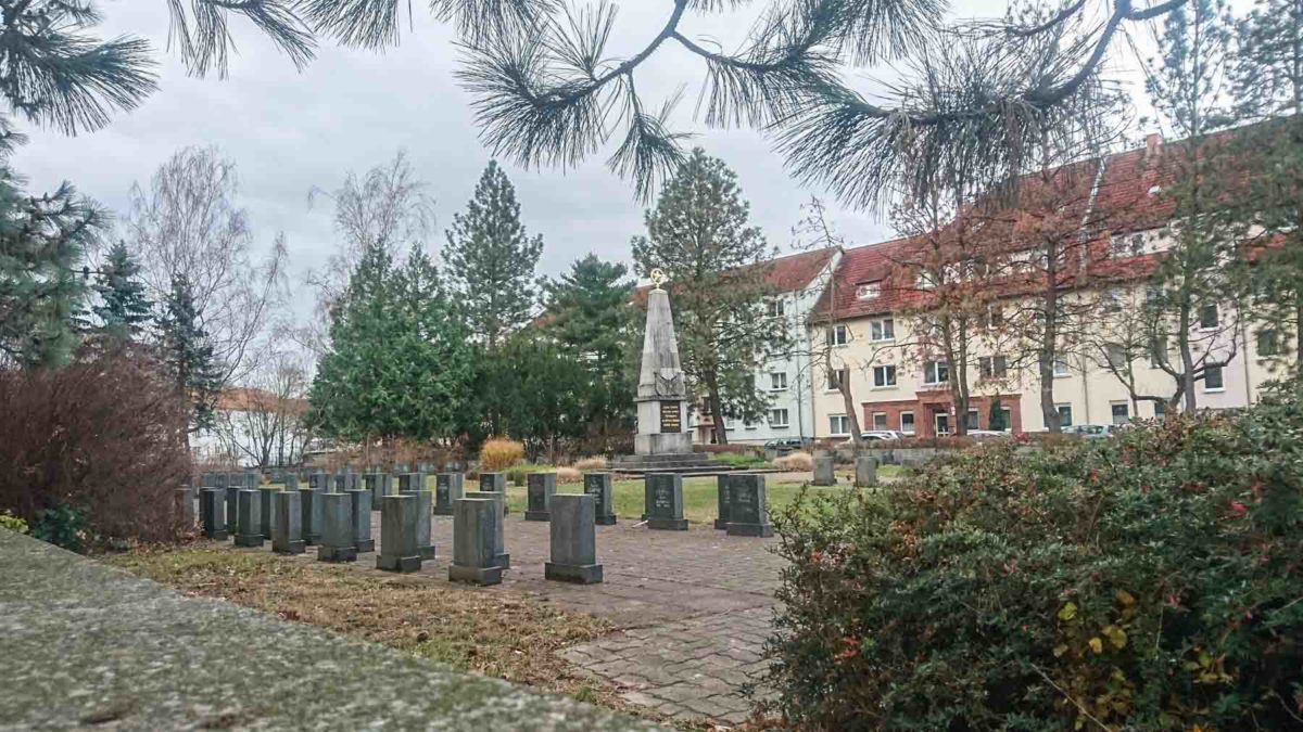 Sowjetischer Ehrenfriedhof Rathenow :: 400 sowjetische Soldatengräber